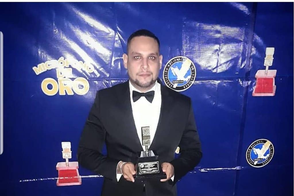 Recibe Rodrigo Fragoso el premio"Micrófono de Oro" (+fotos) - xeu ...