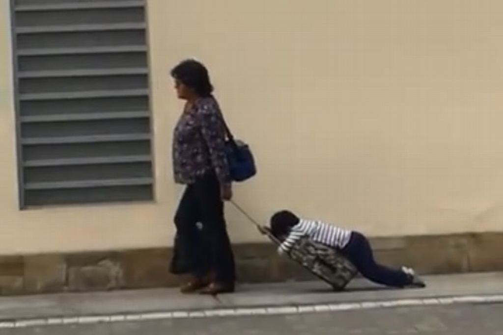 Graban a mujer arrastrando a su hijo para llevarlo a la escuela (+video ...