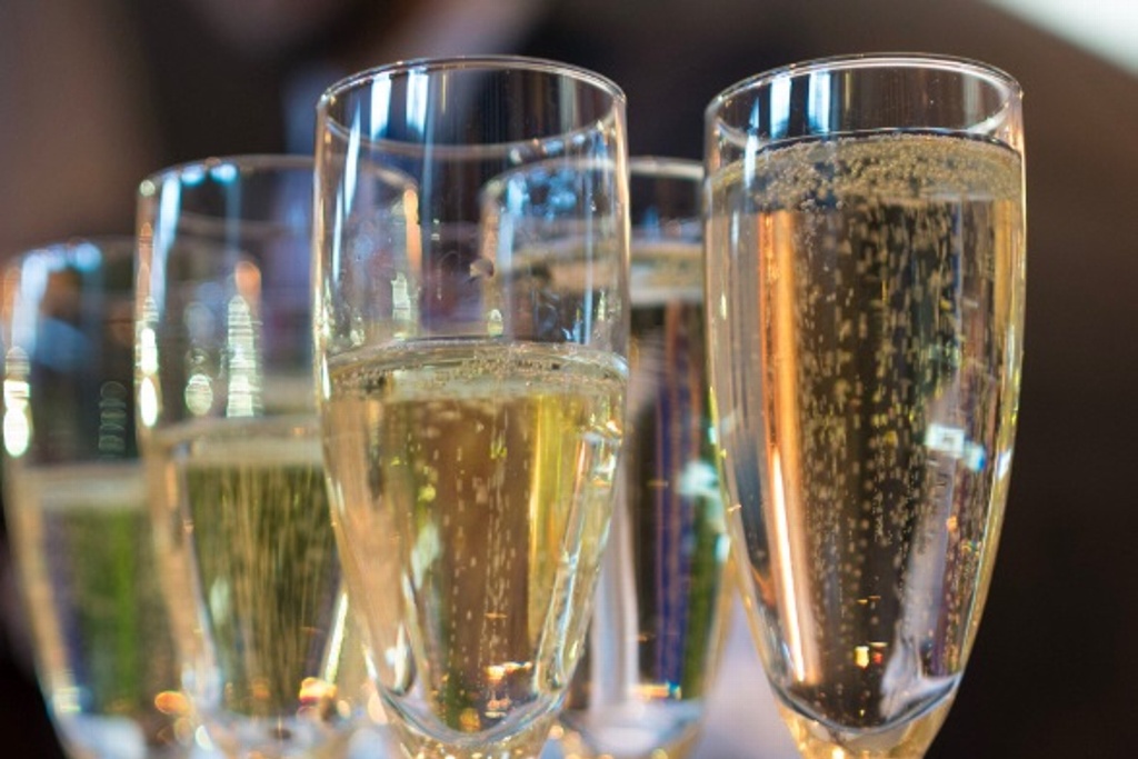 Se intoxican 49 personas con champagne en fiesta navideña - xeu ...