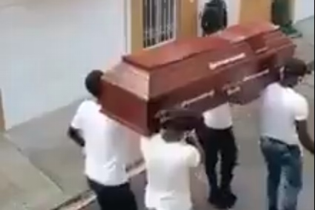 Como en el meme, policías bailan con ataúd y piden permanecer en casa ...