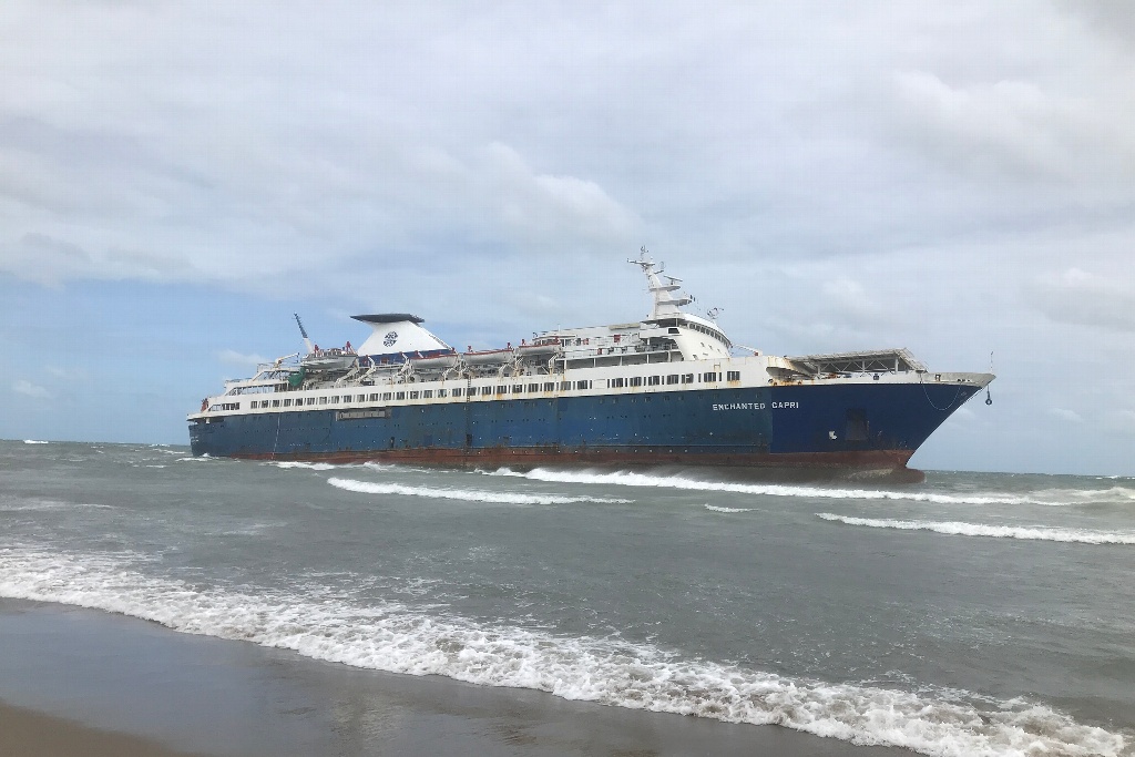Buque hotel sigue encallado en playas de Alvarado - xeu noticias veracruz
