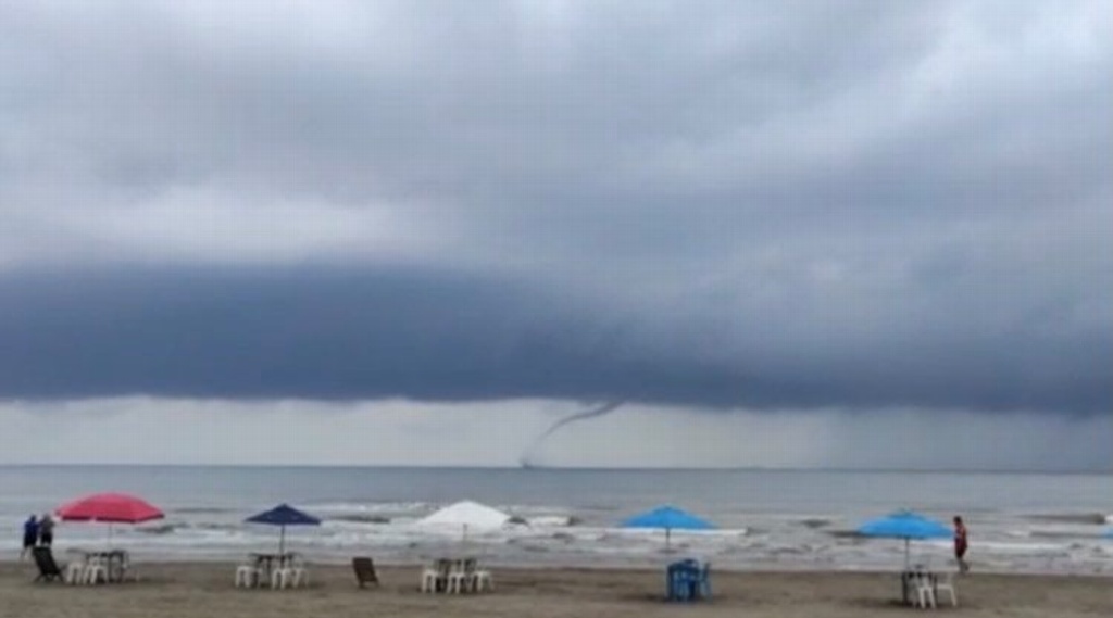 Podrían presentarse trombas marinas como la que se generó frente a Boca del Río - xeu noticias ...