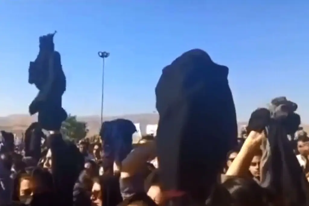 Protestas Y Represión Tras Muerte De Mujer Detenida Por La Policía