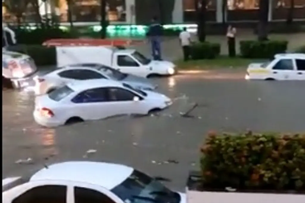 Impresionante aguacero deja inundado Acapulco, Guerrero (+Video) - xeu ...