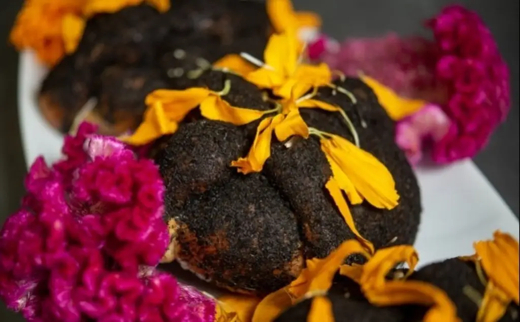 ¿Ya probaste el pan de muerto cubierto con ceniza de totomoxtle? - xeu ...
