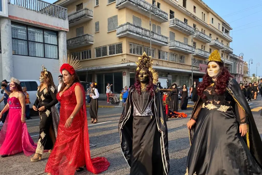 Realizan desfile de catrinas y rinden homenaje a Phillipe Reyes - xeu ...