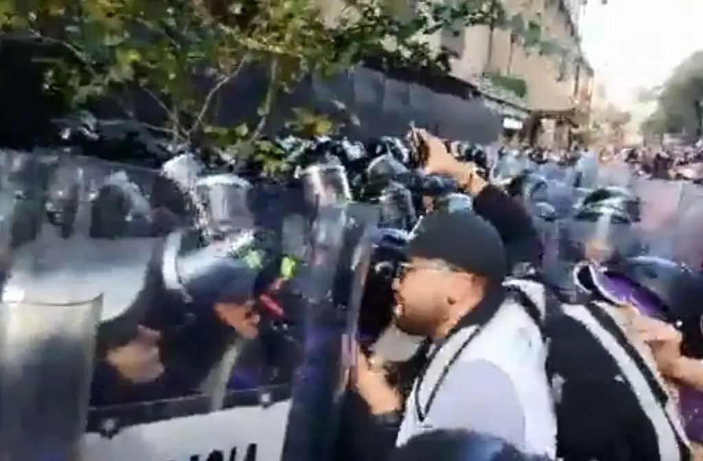 Bloque negro se enfrenta a policías durante marcha del 25N en CDMX ...