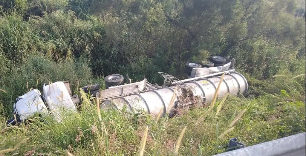 Un lesionado en volcadura de pipa con ácido nítrico en carretera de Veracruz - xeu noticias veracruz