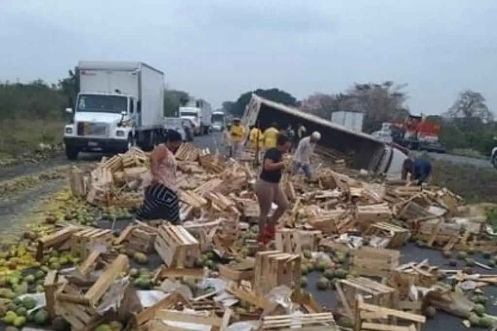 Vuelca tráiler en autopista de Veracruz; rapiñan mango - xeu noticias ...