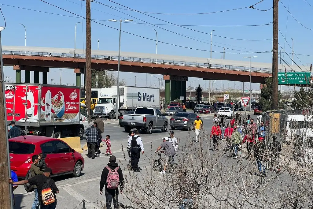 Migrantes intentan cruzar a la fuerza hacia EU por frontera de Ciudad ...