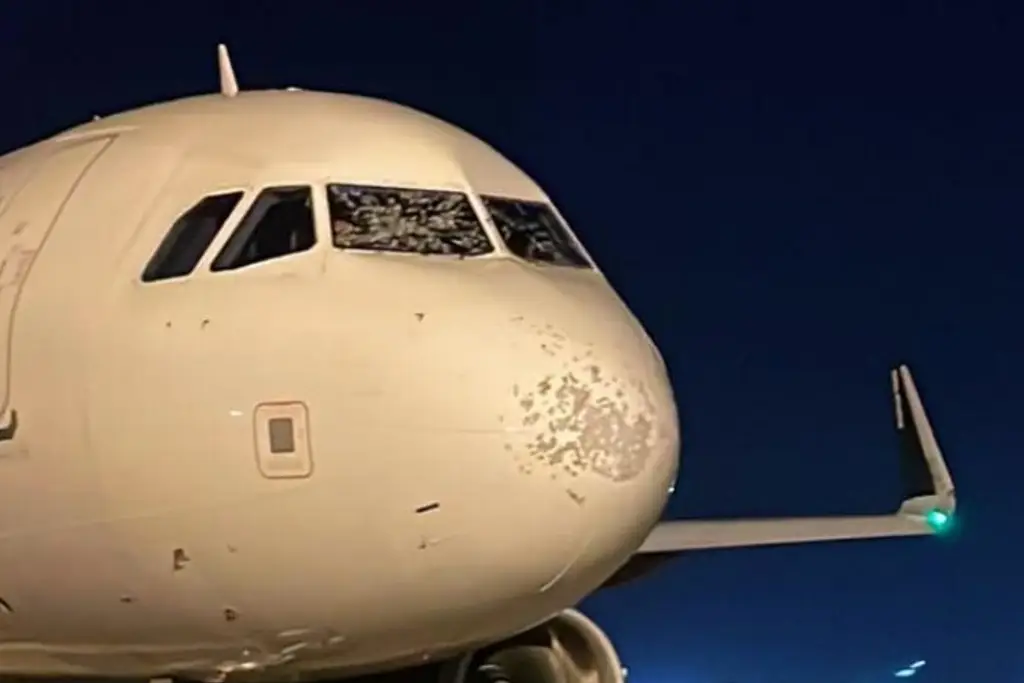 Pánico en pleno vuelo al quebrarse parabrisas de avión por granizada ...
