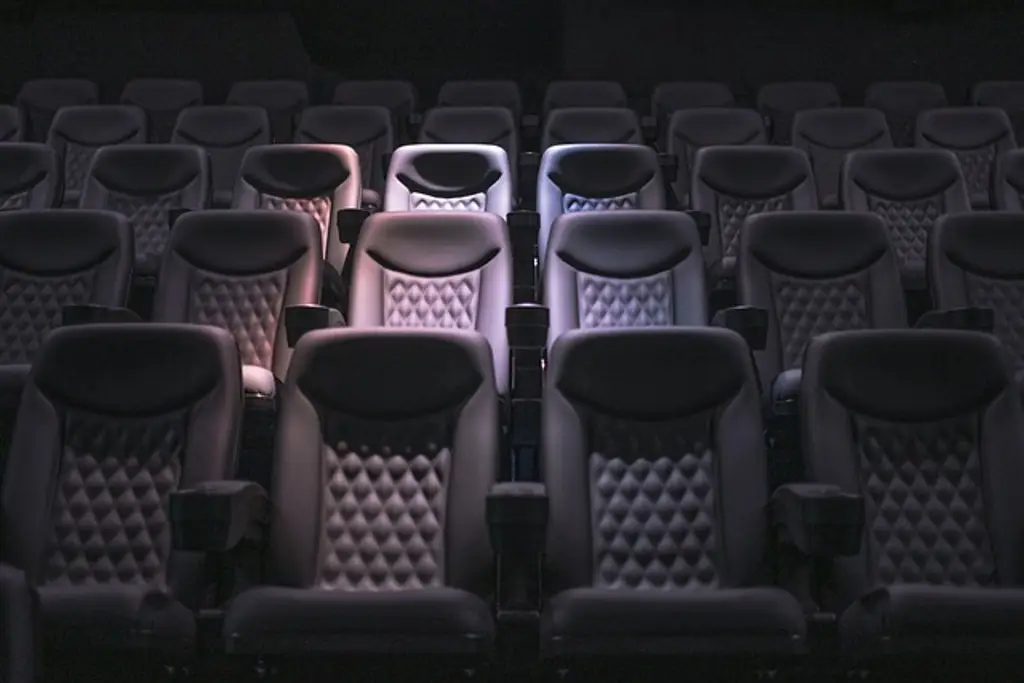 Madre abandona a sus dos hijos en sala de cine; los llevó a ver ... Madre abandona a sus dos hijos en sala de cine; los llevó a ver ...
