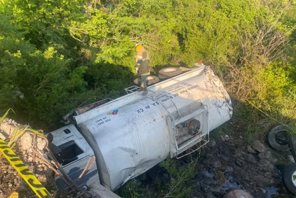 Vuelca pipa y cae de un puente - xeu noticias veracruz