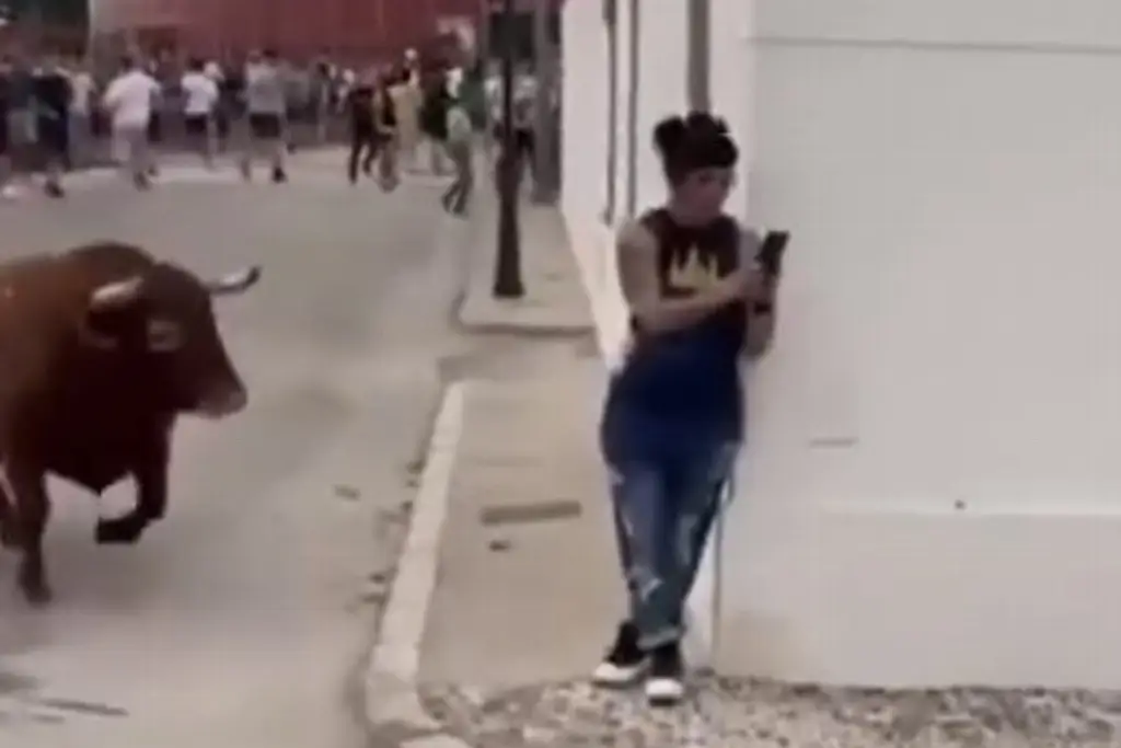 Embestida por toro al estar distraída con su teléfono celular (+Video ...