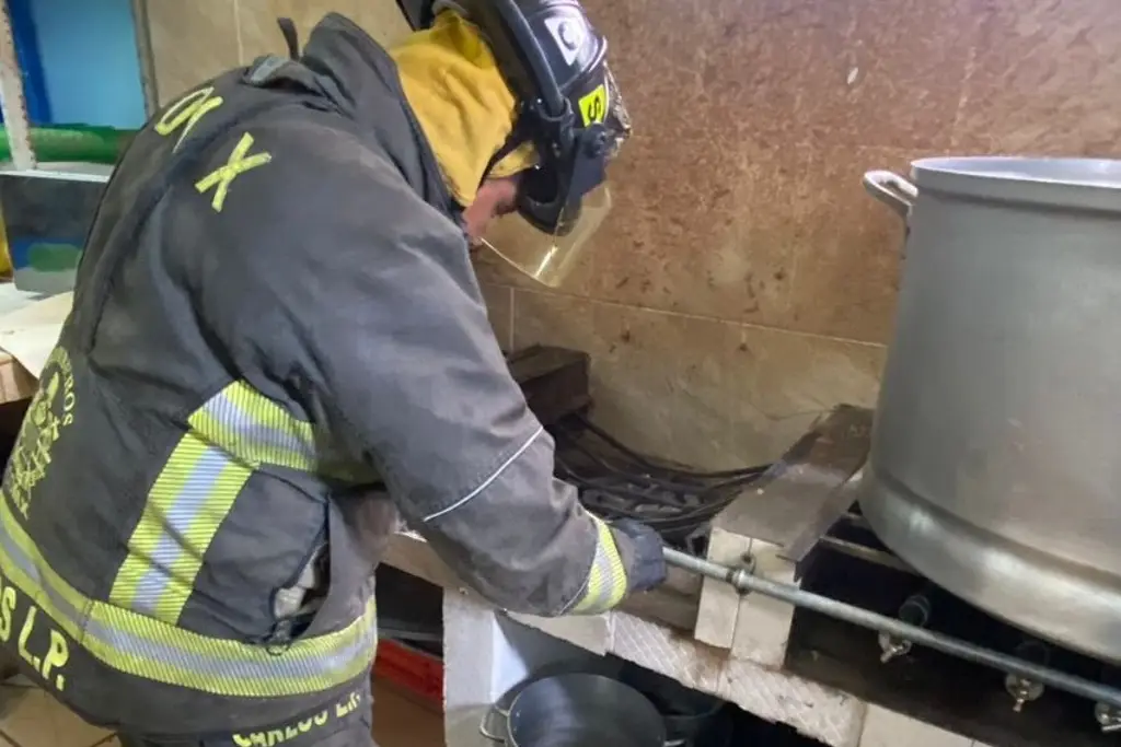 Explota olla de presión en escuela primaria; hay 2 lesionados - xeu ...