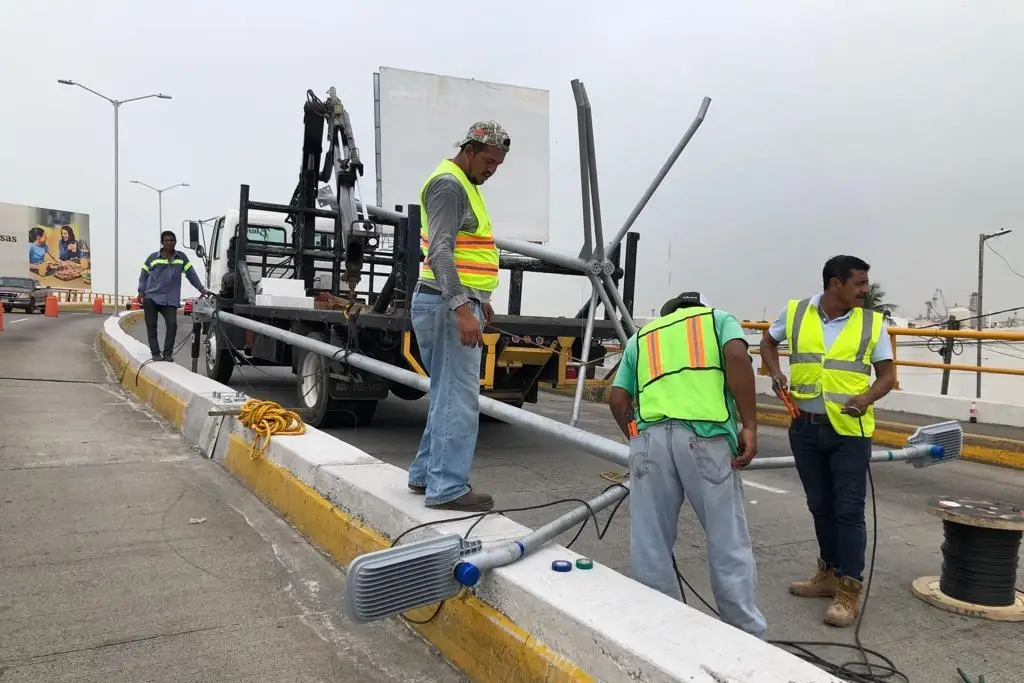 Cambian lámparas en el puente Allende de Veracruz - xeu noticias veracruz