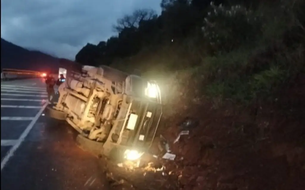 Vuelca Patrulla De La Fuerza Civil En La Autopista Orizaba Puebla Hay