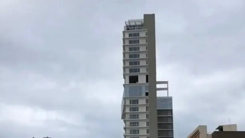 'Ahí está el adefesio que se construyó en Veracruz': AMLO sobre Torre ...