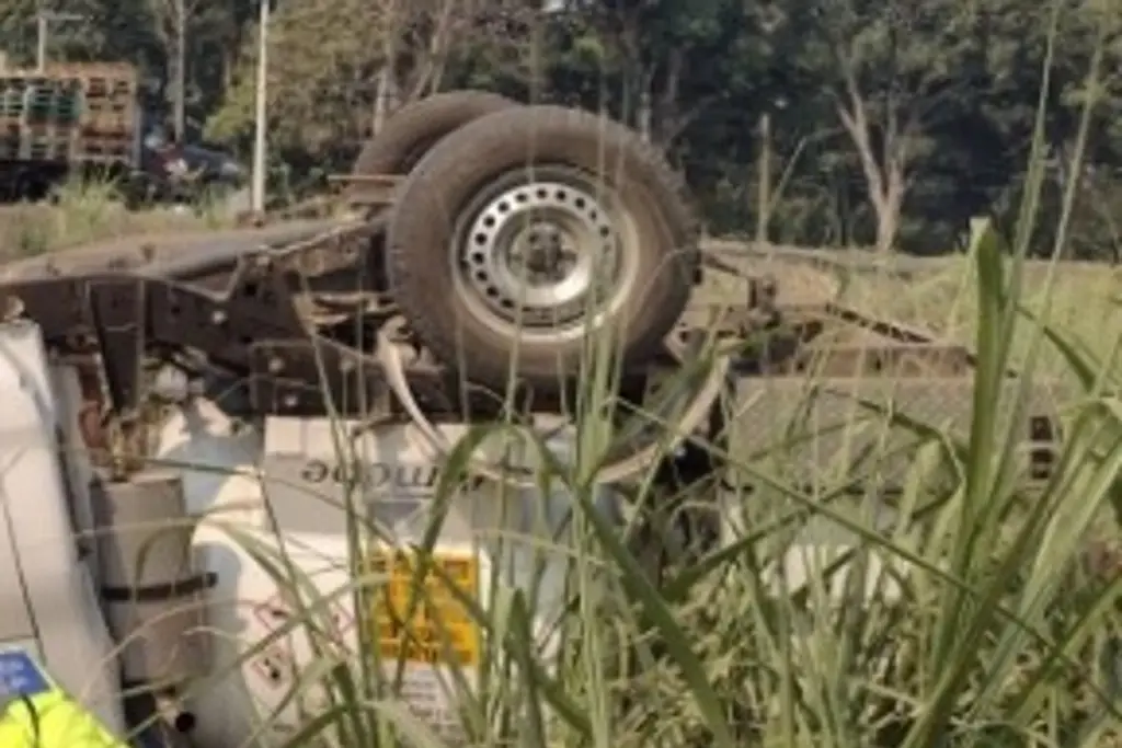 Se registra fuerte volcadura de pipa con gas en carretera de Veracruz; hay 2 heridos - xeu ...