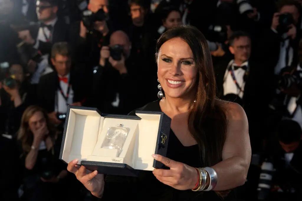 Karla Sofía Gascón se convierte en la primera mujer trans en ganar el premio a Mejor Actriz en ...