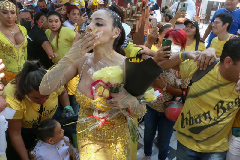 Escoltada por su bebé, Vale Queen oficializa registro de candidata a ...